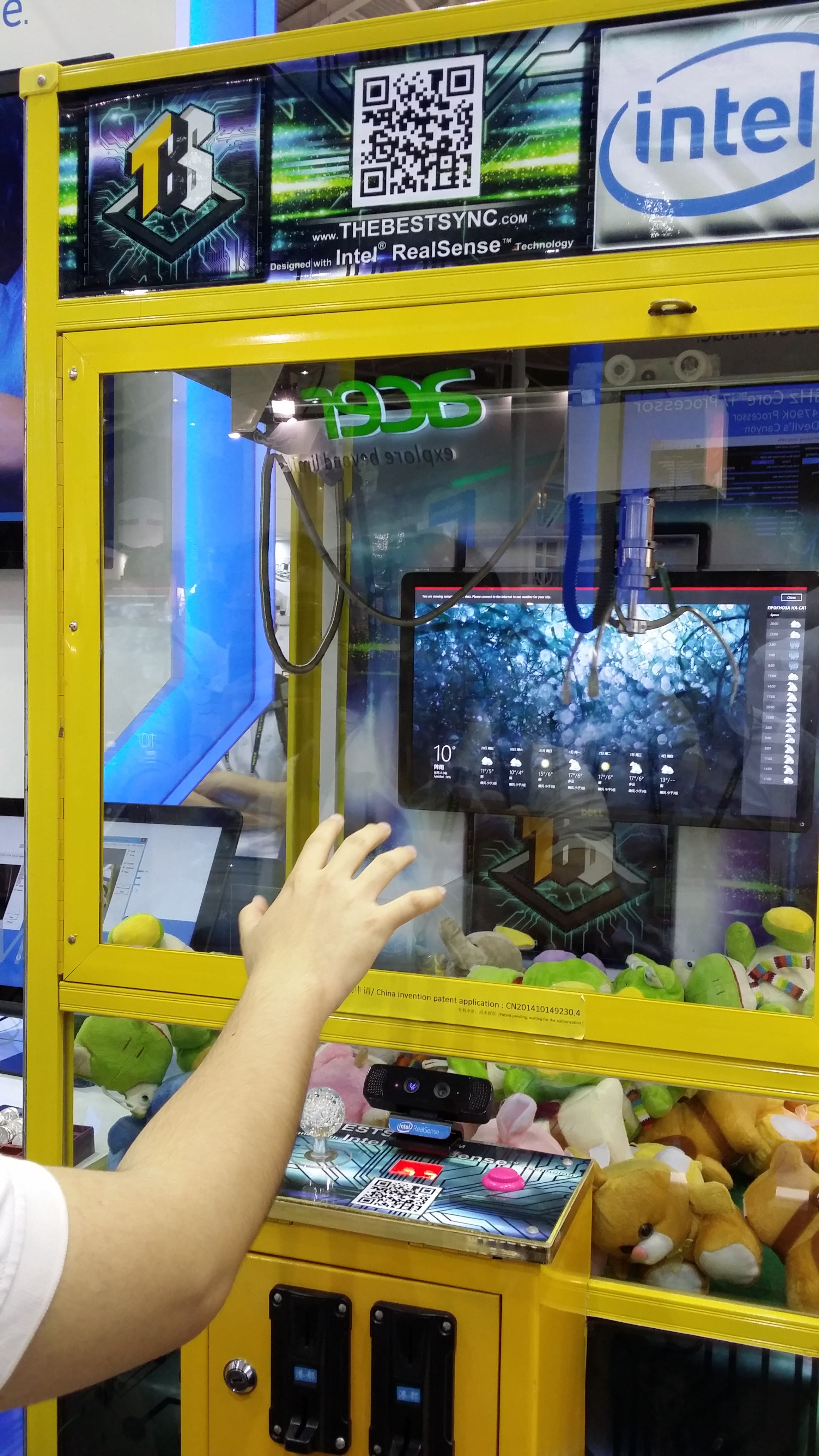 【Computex 2014】Intel RealSense 3D 讓你親手抓娃娃 | TechNews 科技新報