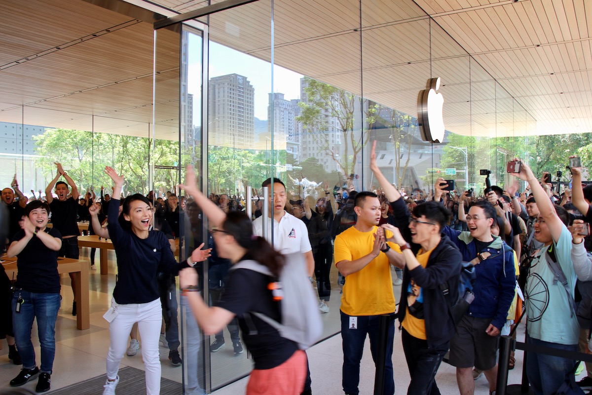 Apple 信義 A13 開幕果粉擠爆，展開 6 週「創意在此登台」活動 | TechNews 科技新報