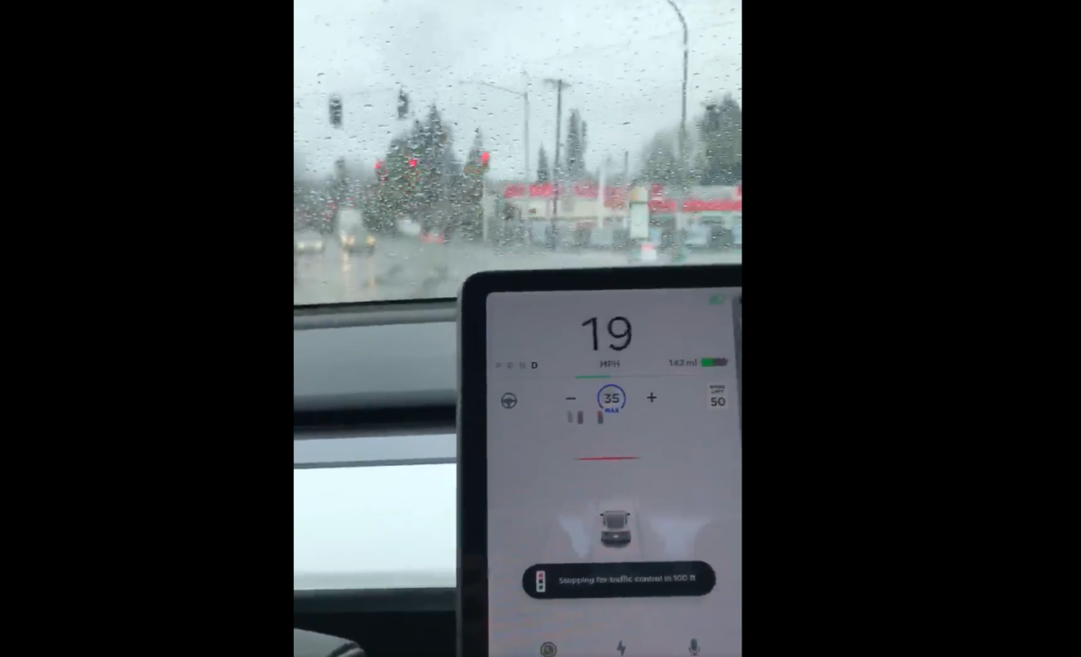 自動駕駛進化？這台 Model 3 可以看懂紅綠燈了 | TechNews 科技新報