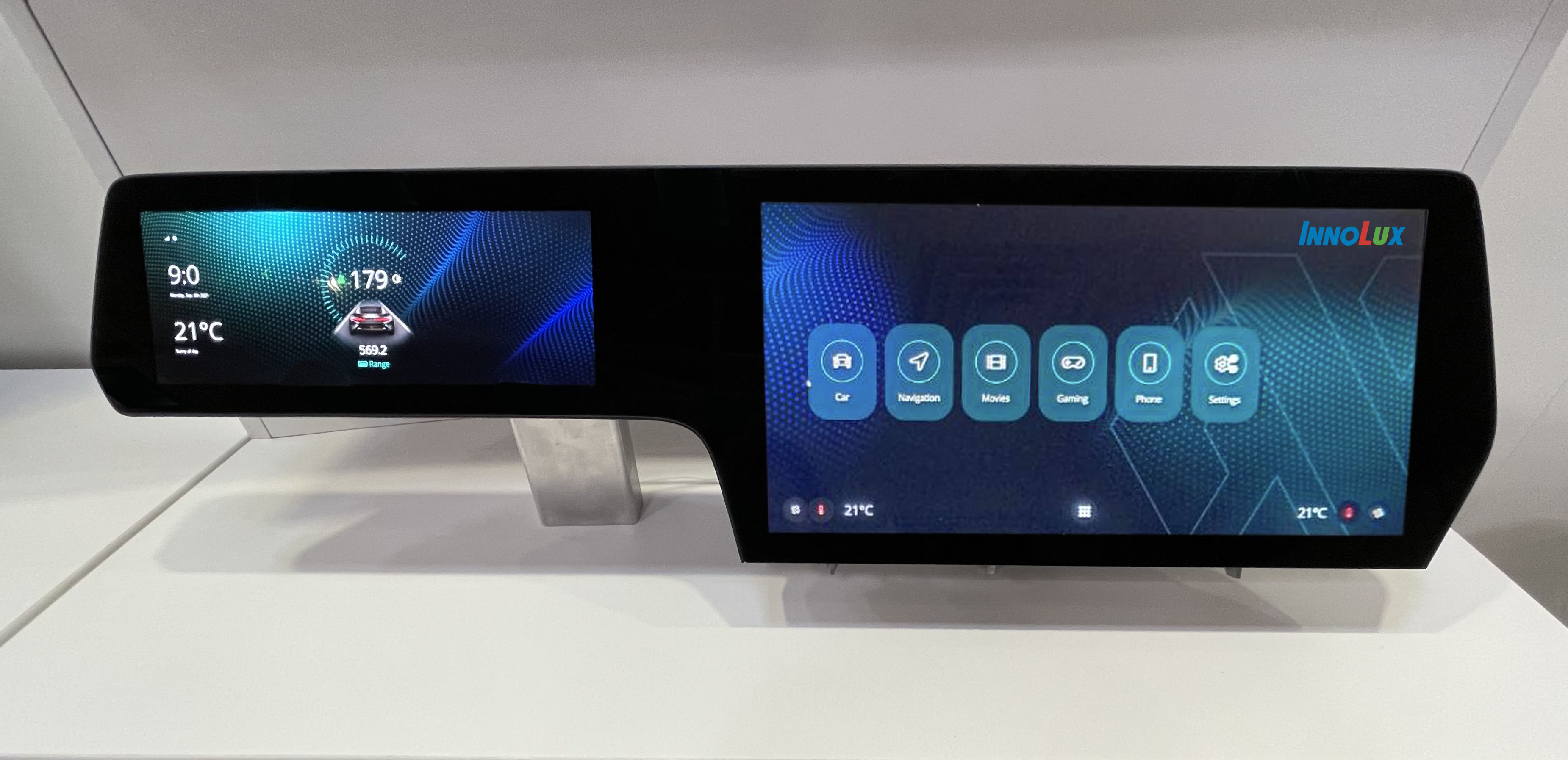 獨步全球！群創推車用曲面雙螢幕，搶攻智慧移動商機 | TechNews 科技新報