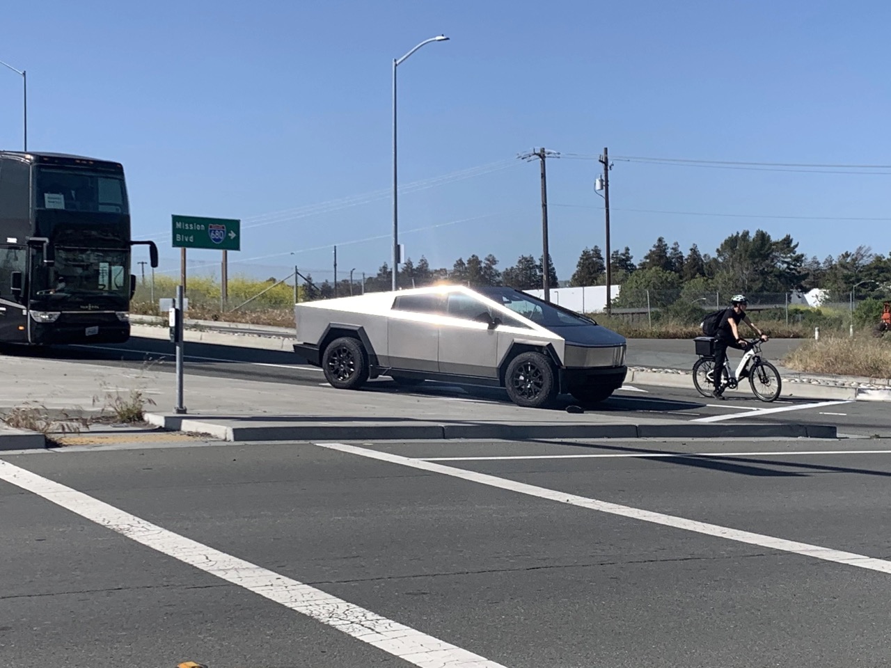Cybertruck 準備第三季交車，但外觀怎麼又變了？ | TechNews 科技新報