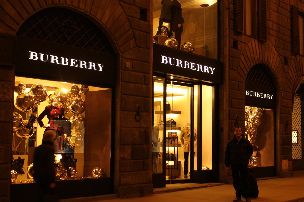 Burberry 業績遜，預警獲利並撤換 CEO；股價崩 | TechNews 科技新報