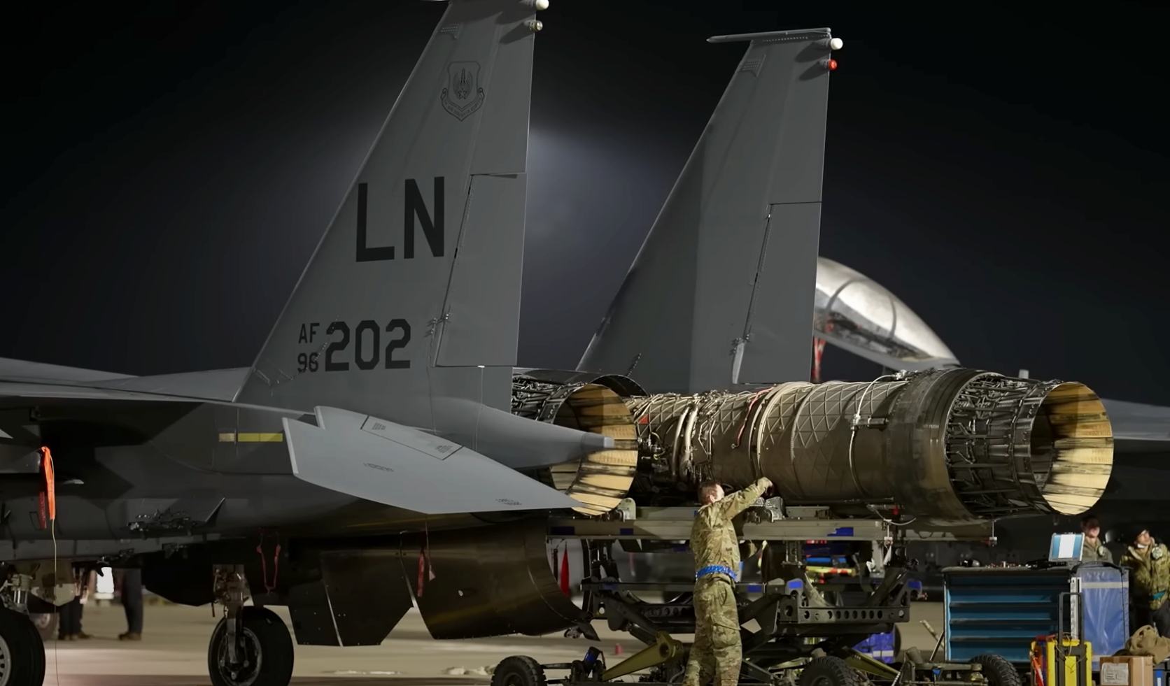 備戰大洋，美軍在硫磺島練習更換 F-15 發動機 | TechNews 科技新報