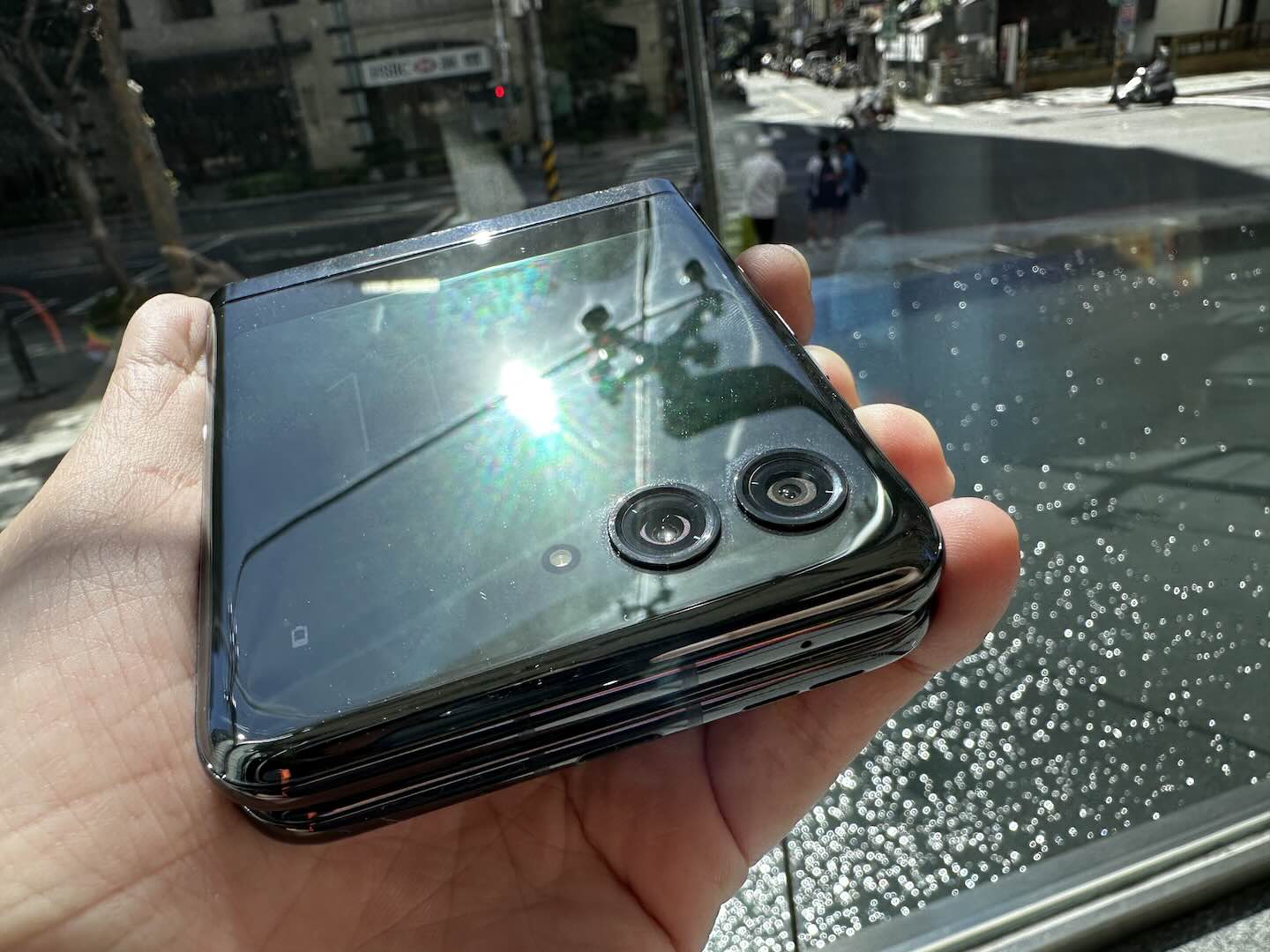 Motorola razr 40 Ultra 動手玩，想要大封面螢幕選它準沒錯 | TechNews 科技新報