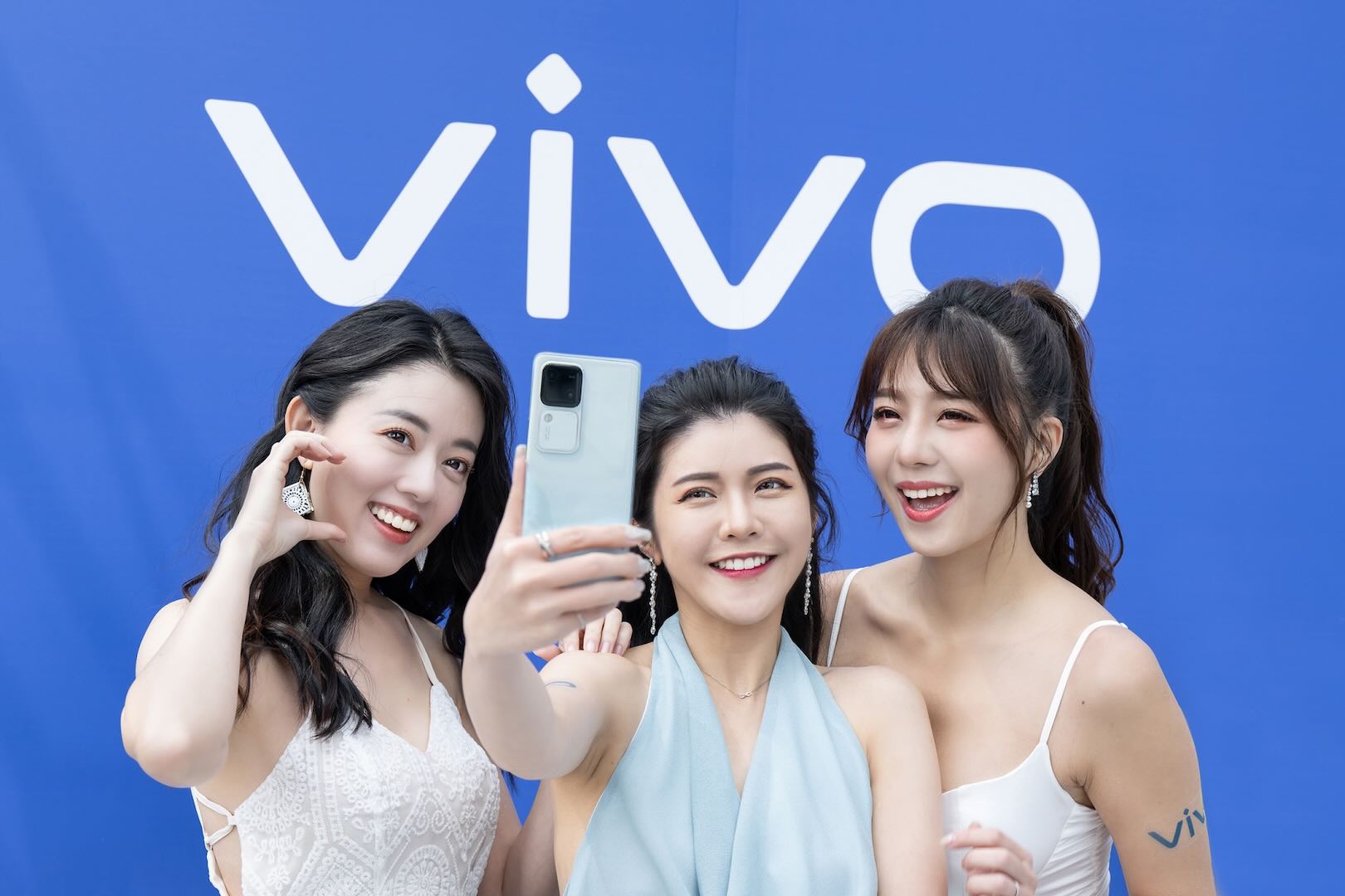 vivo V30 登台，V 系列首度下放蔡司、力拚六成銷售佔比 | TechNews 科技新報