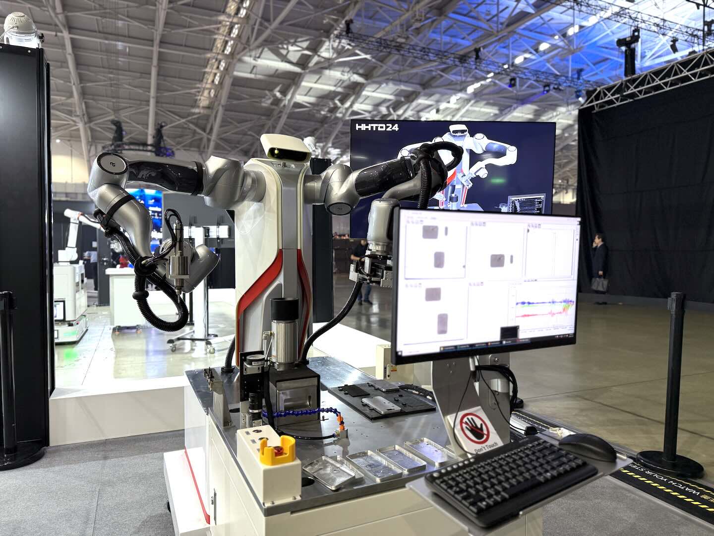 手機去毛刺就靠這台！鴻海自動化製造 Deburr X Robot 亮相 | TechNews 科技新報