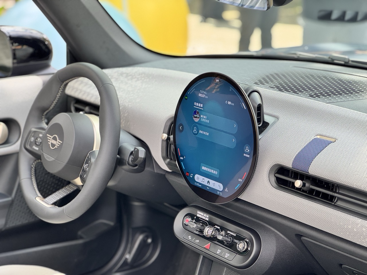 Mini Cooper 獨創的圓形 OLED，就像是一塊巨大的 Apple Watch | TechNews 科技新報