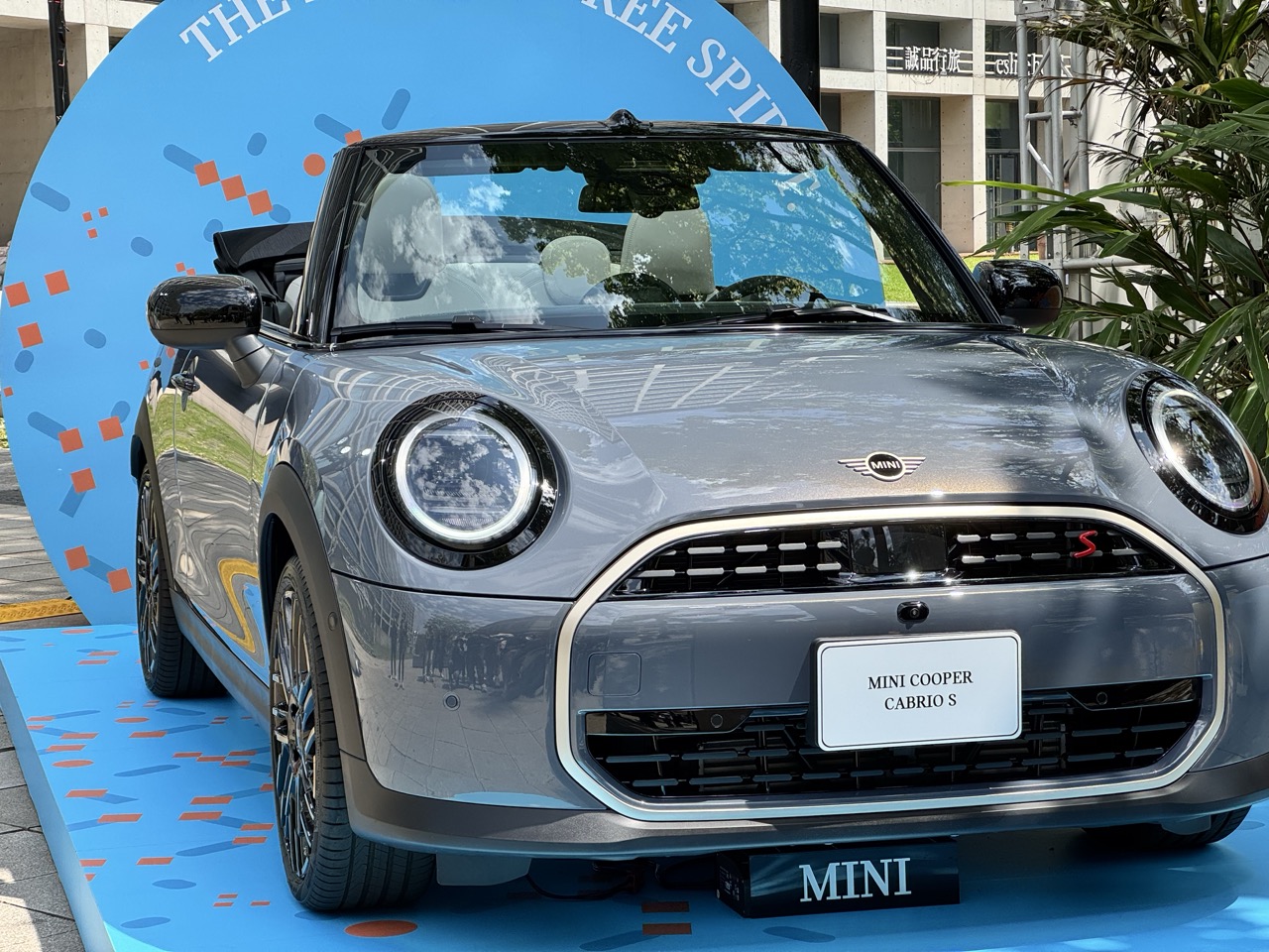 Mini Cooper 獨創的圓形 OLED，就像是一塊巨大的 Apple Watch | TechNews 科技新報