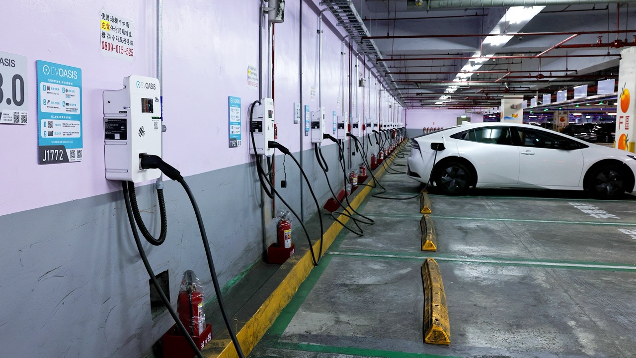 台北市啓用超過 300 支 EVOASIS 智能充電樁，到處都能隨插即充 | TechNews 科技新報