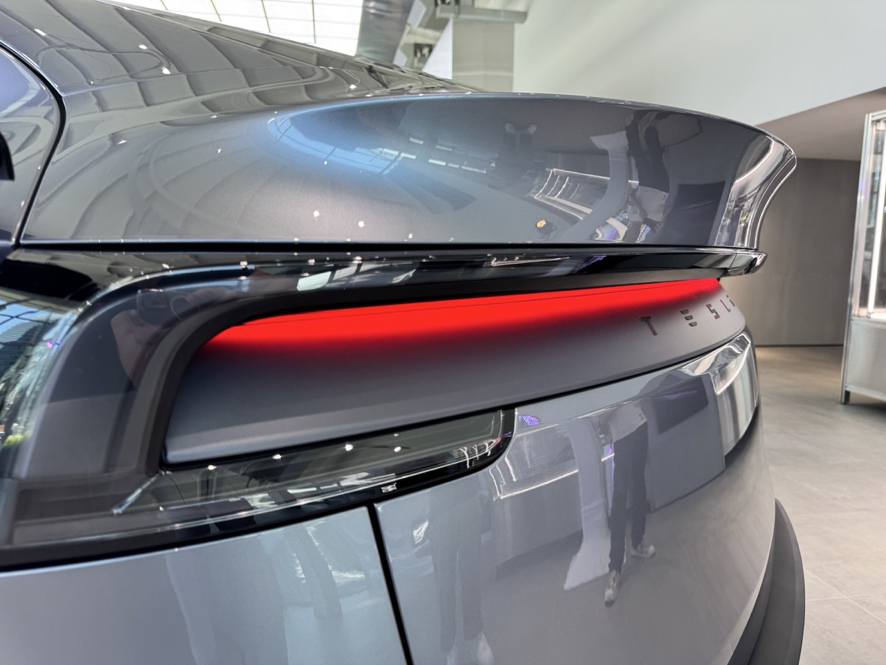 特斯拉新版 Model Y 在台亮相，方向燈撥桿真的回來了 | TechNews 科技新報