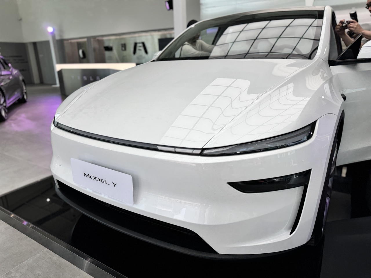 特斯拉新版 Model Y 在台亮相，方向燈撥桿真的回來了 | TechNews 科技新報