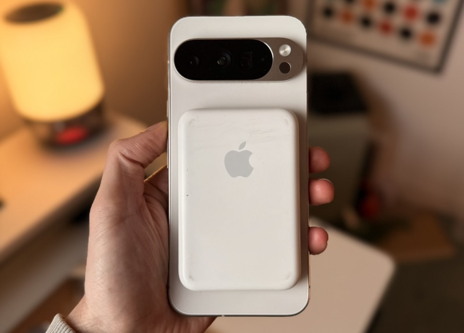 蘋果 MagSafe 行動電源靠 Google 回春？也能吸在 Pixel 10 上充電 | TechNews 科技新報